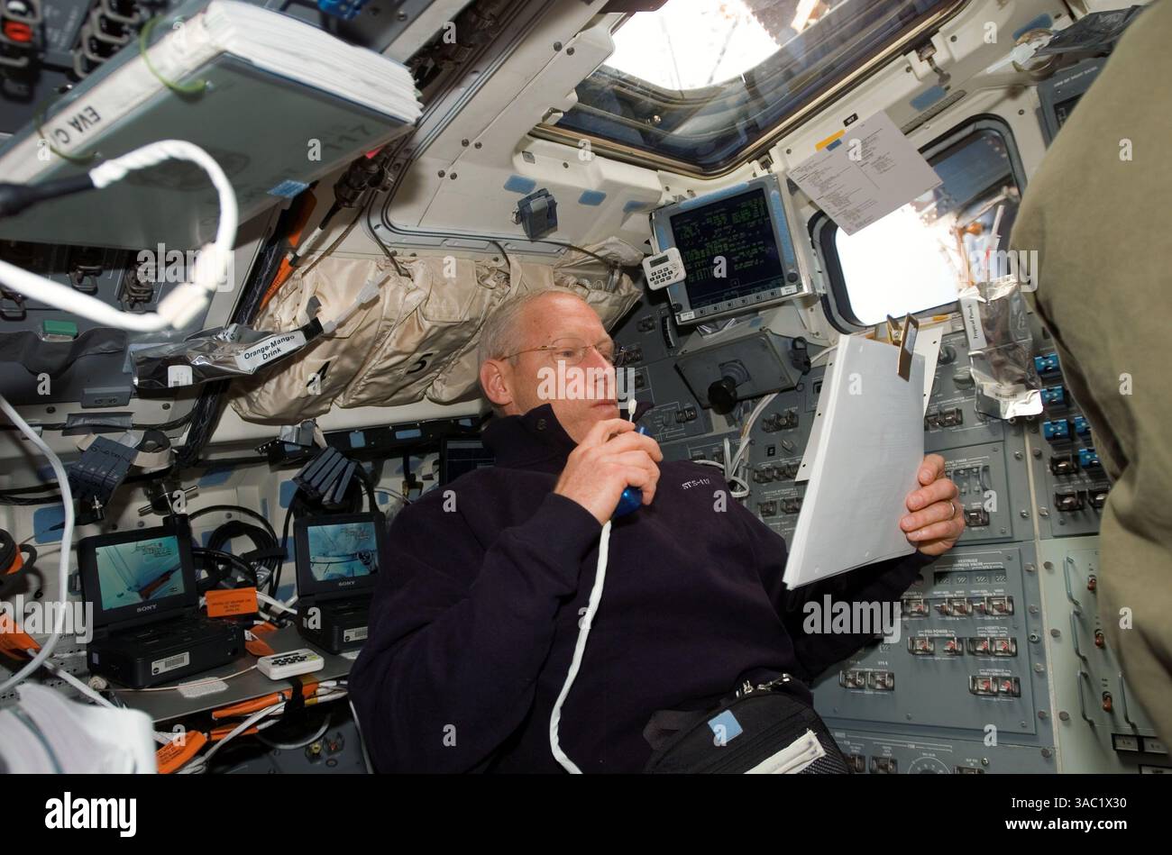 Jun 15, 2007 - Space Station, Outer Space - On the aft flight deck of ...
