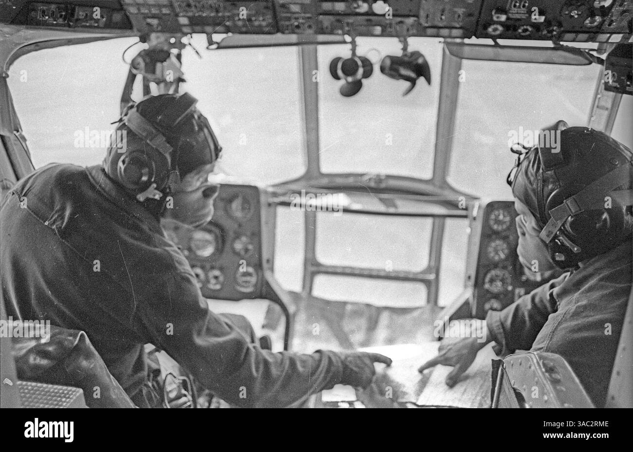 May 25, 1986 - Chernobyl, Ukraine - (File Photo) ALEXANDER ZUIKOV, left ...