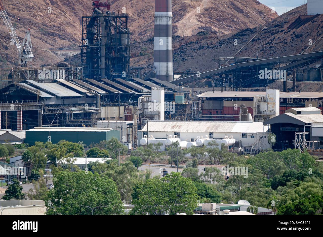 Mount Isa mine mining industry, copper zinc lead metal resources ...