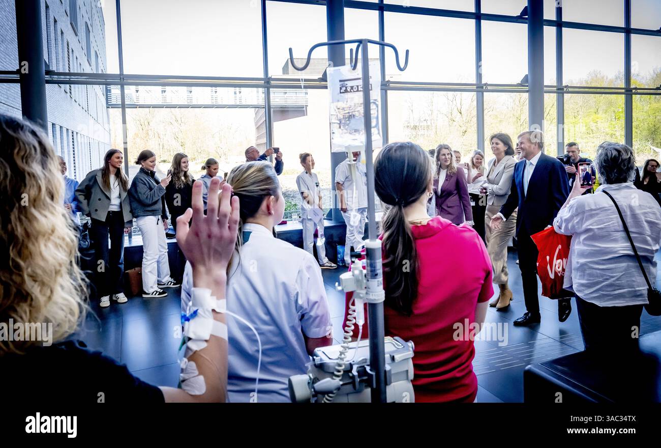 AMERSFOORT - King Willem-Alexander is arriving at the Meander Medical ...