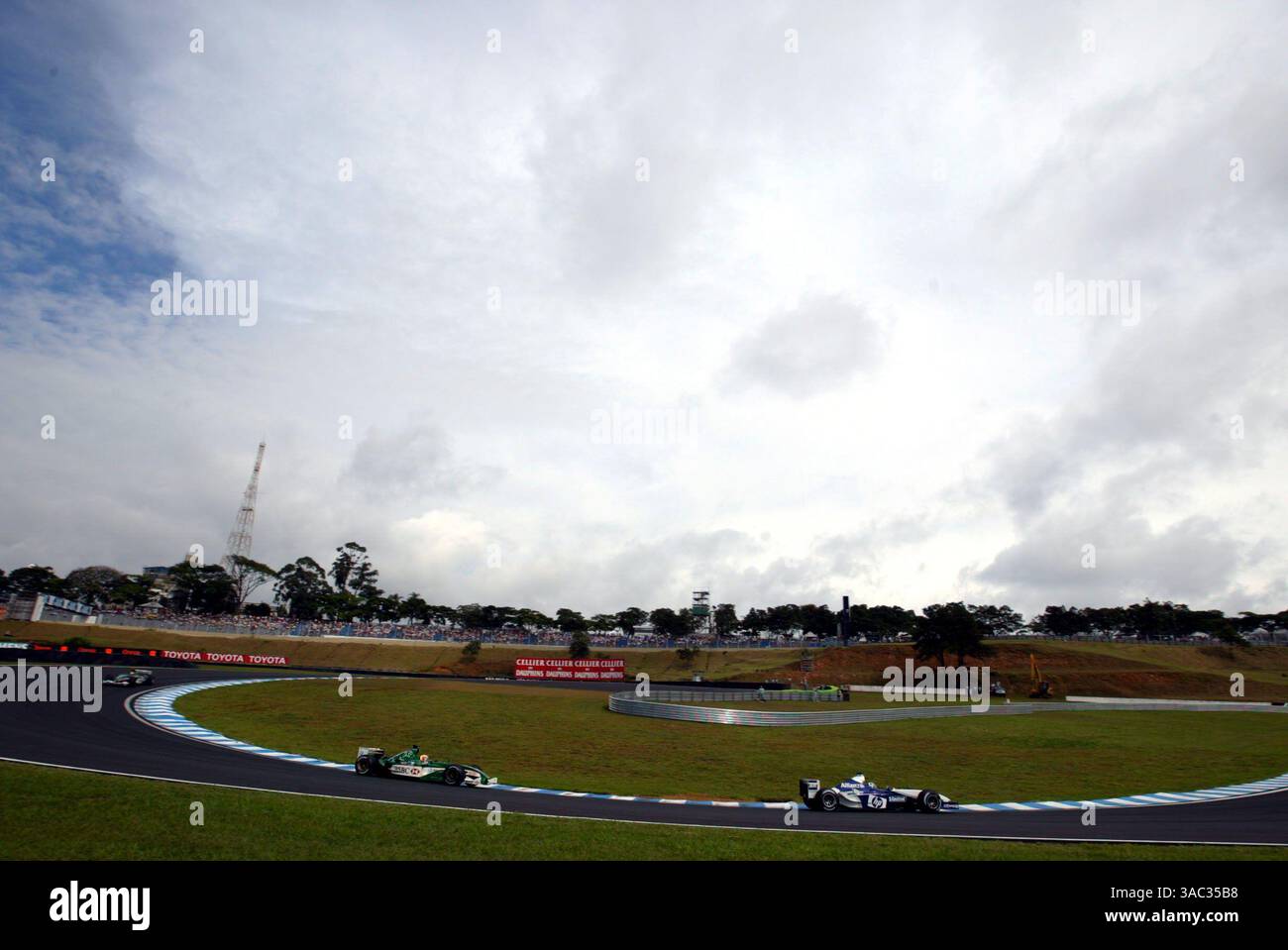 Juan Pablo Montoya (COL) Williams BMW FW25 leads Antonio Pizzonia (BRA ...