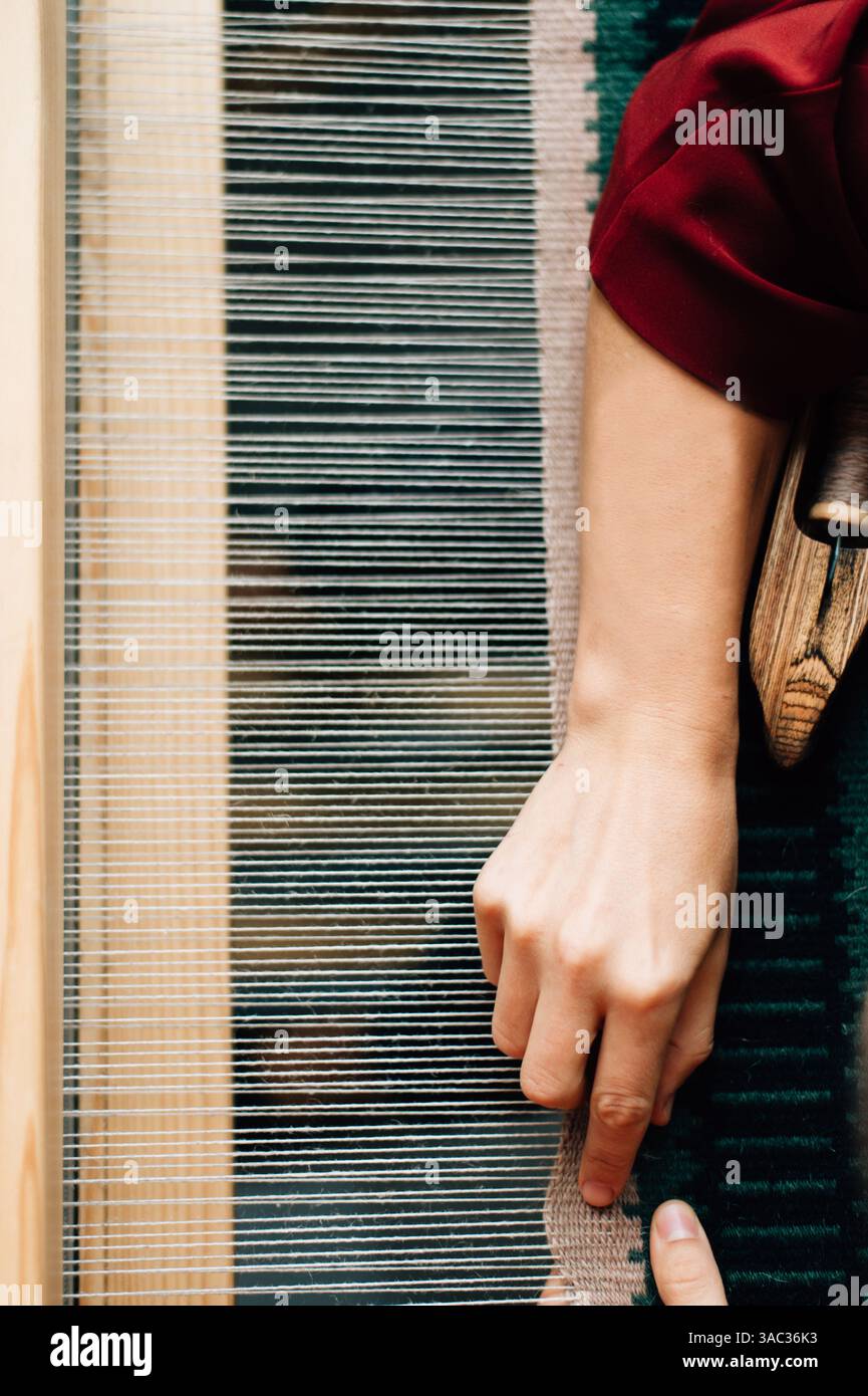 Weaving a sari hands hi-res stock photography and images - Alamy