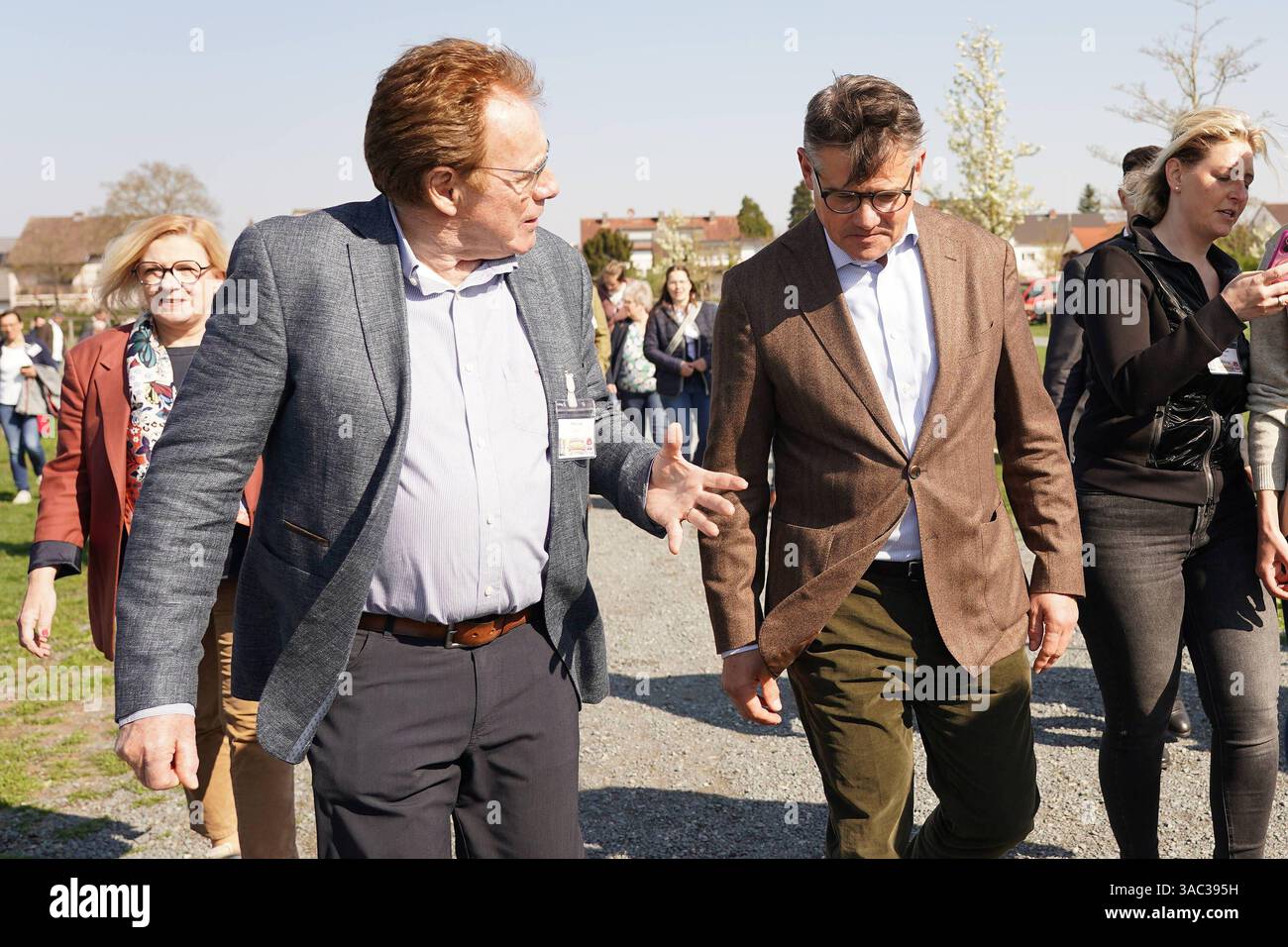 Hessens Ministerpräsident Boris Rhein CDU,r mit Landwirt Peter Lipp l ...