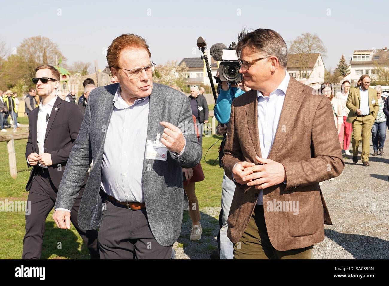 Hessens Ministerpräsident Boris Rhein CDU,r mit Landwirt Peter Lipp l ...