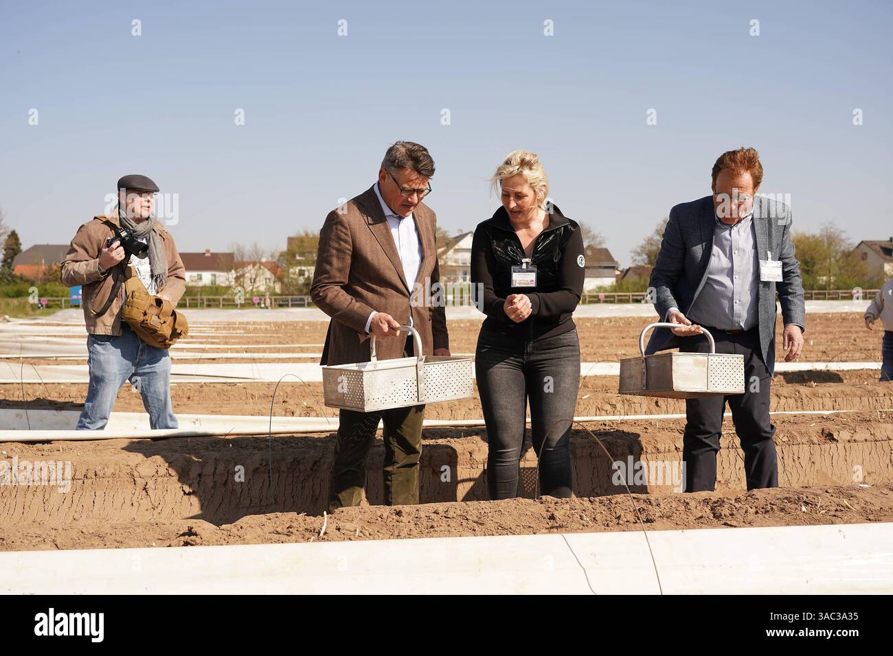 Hessens Ministerpräsident Boris Rhein CDU,l mit Moderatorin Chantal ...
