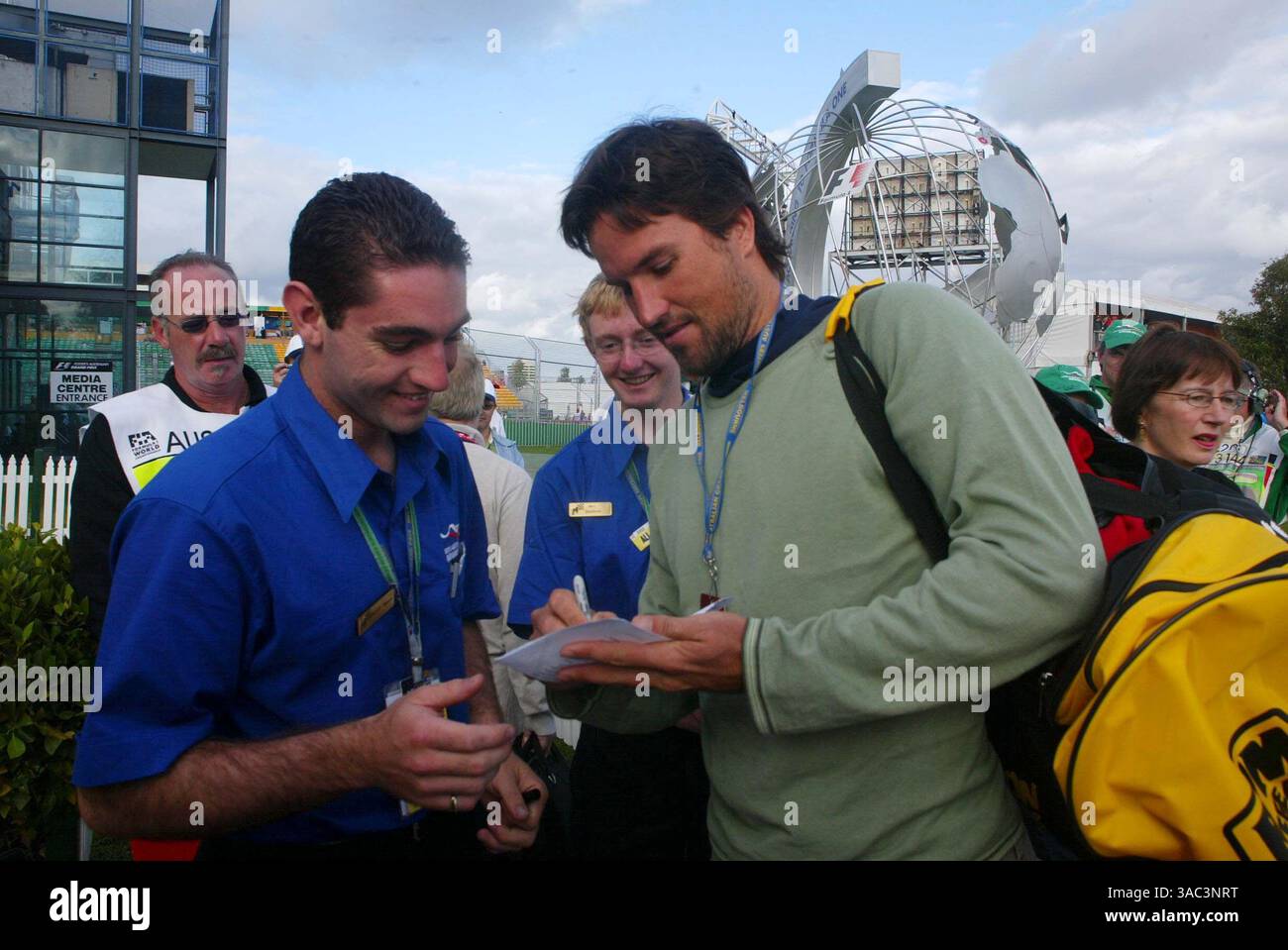 Aussie fans get the autograph of Tennis player Pat Rafter (AUS ...