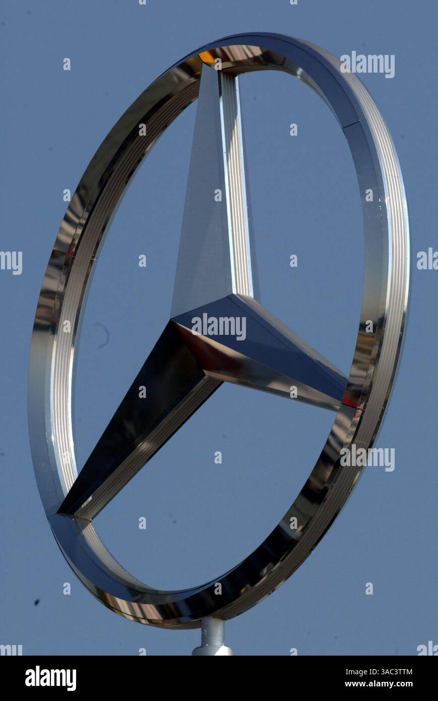 Mercedes formula 1 logo hi-res stock photography and images - Alamy