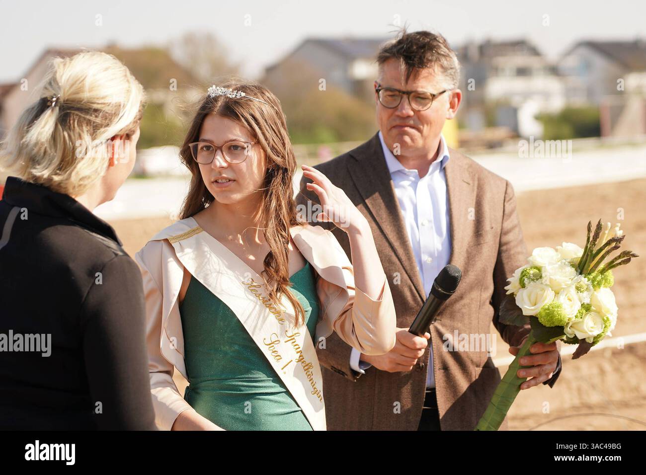 Hessens Ministerpräsident Boris Rhein CDU,l krönt Svea Reitz 19 ...