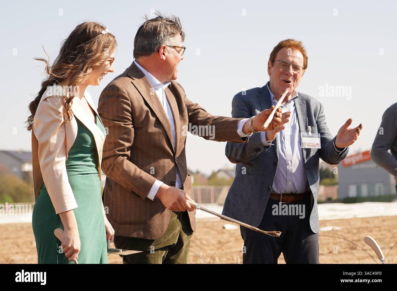 Hessens Ministerpräsident Boris Rhein CDU,M. mit Svea Reitz 19 ...