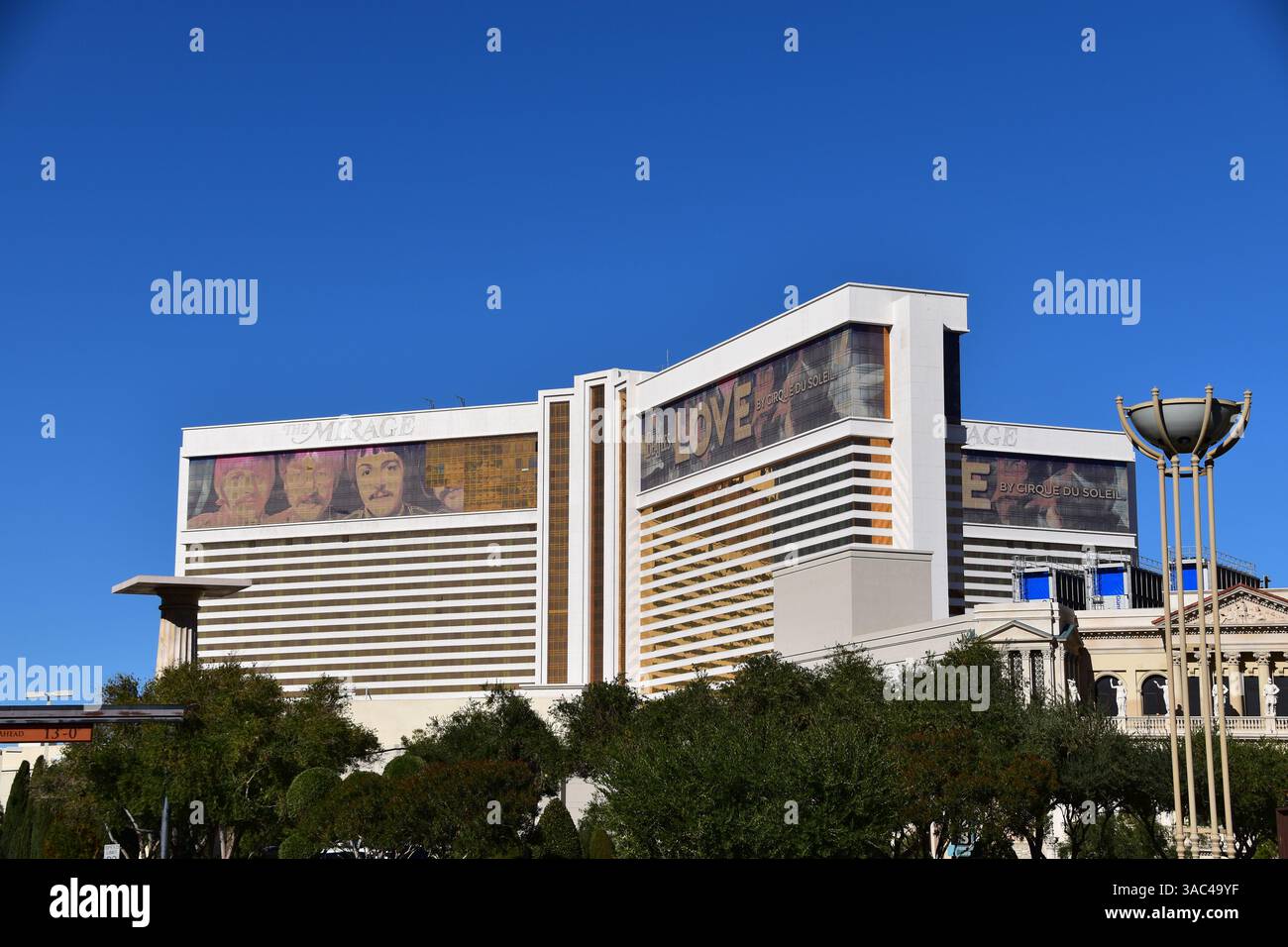The Mirage building on the Las Vegas Strip Stock Photo - Alamy