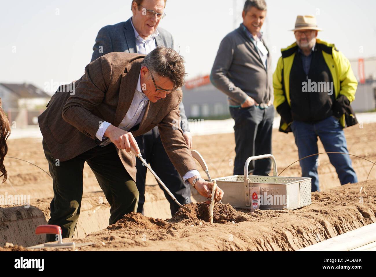 Hessens Ministerpräsident Boris Rhein CDU,M. mit Landwirt Peter Lipp ...