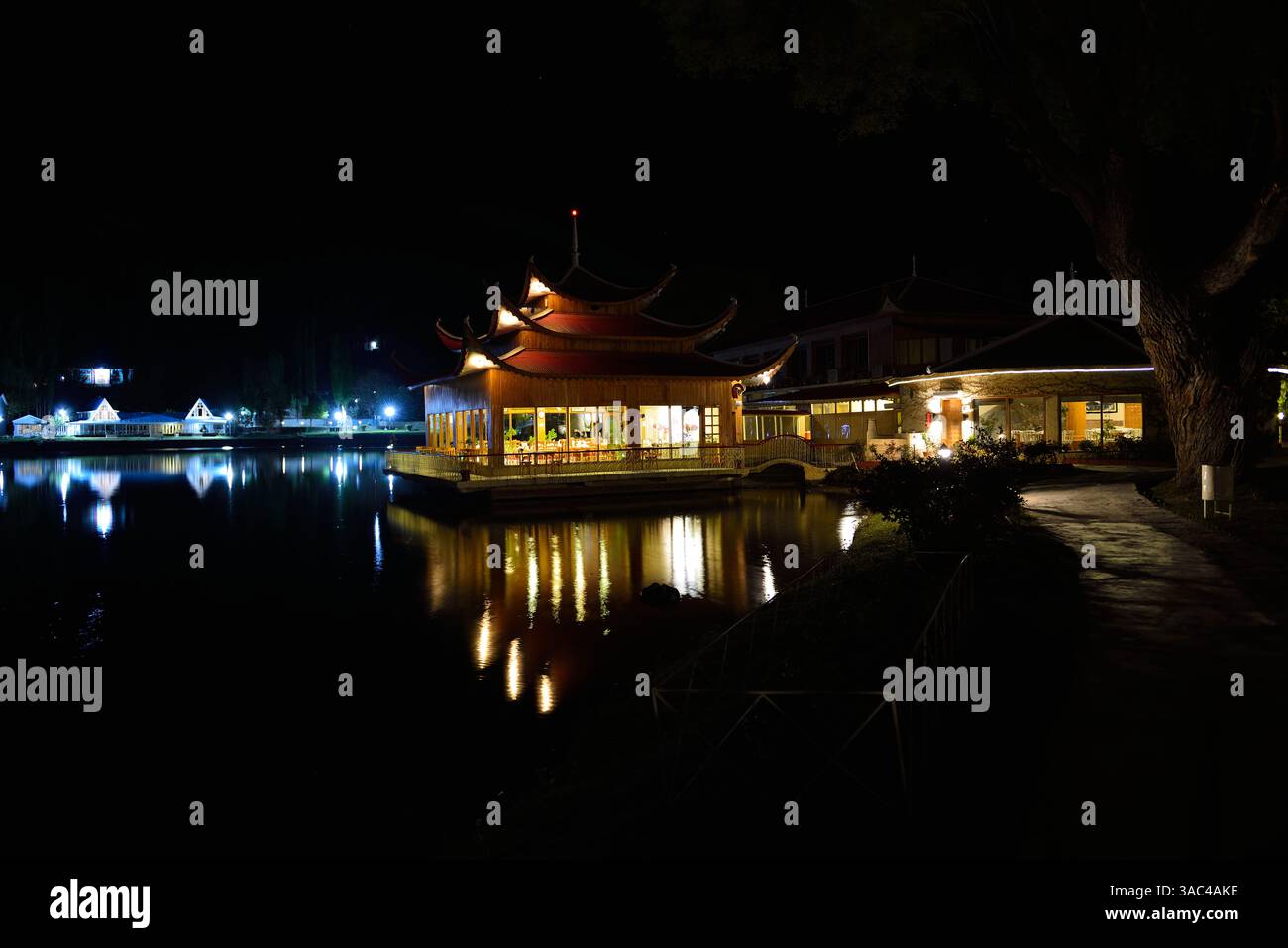 Pagoda restaurants hi-res stock photography and images - Alamy