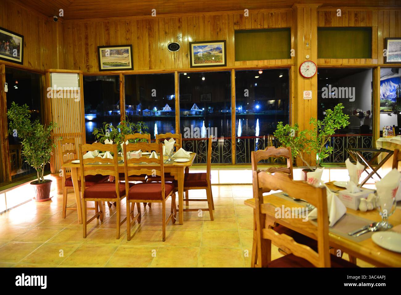 Interior of Pagoda restaurant, within an iconic Shangri La tourist ...