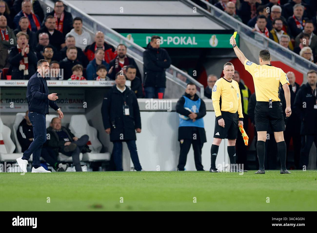 Stuttgart, Deutschland. 02nd Apr, 2025. Im Bild: Schiedsrichter Sven Jablonski zeigt Trainer ...