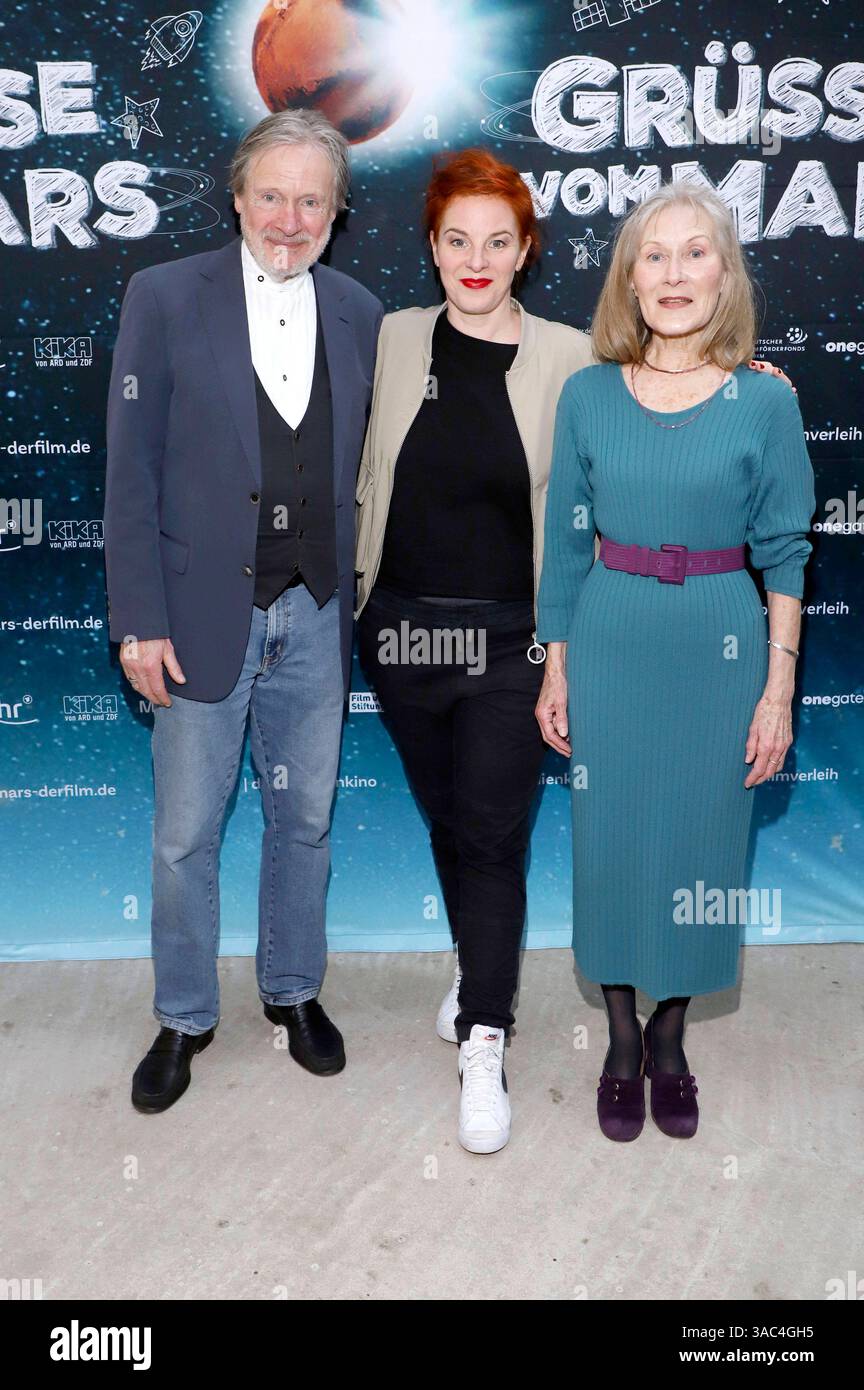 Michael Wittenborn, Sarah Winkenstette und Hedi Kriegeskotte bei der ...