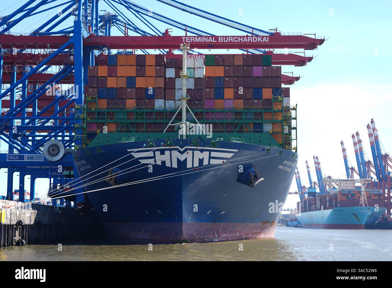 03 April 2025, USA, Washington: Container ships are handled at the ...