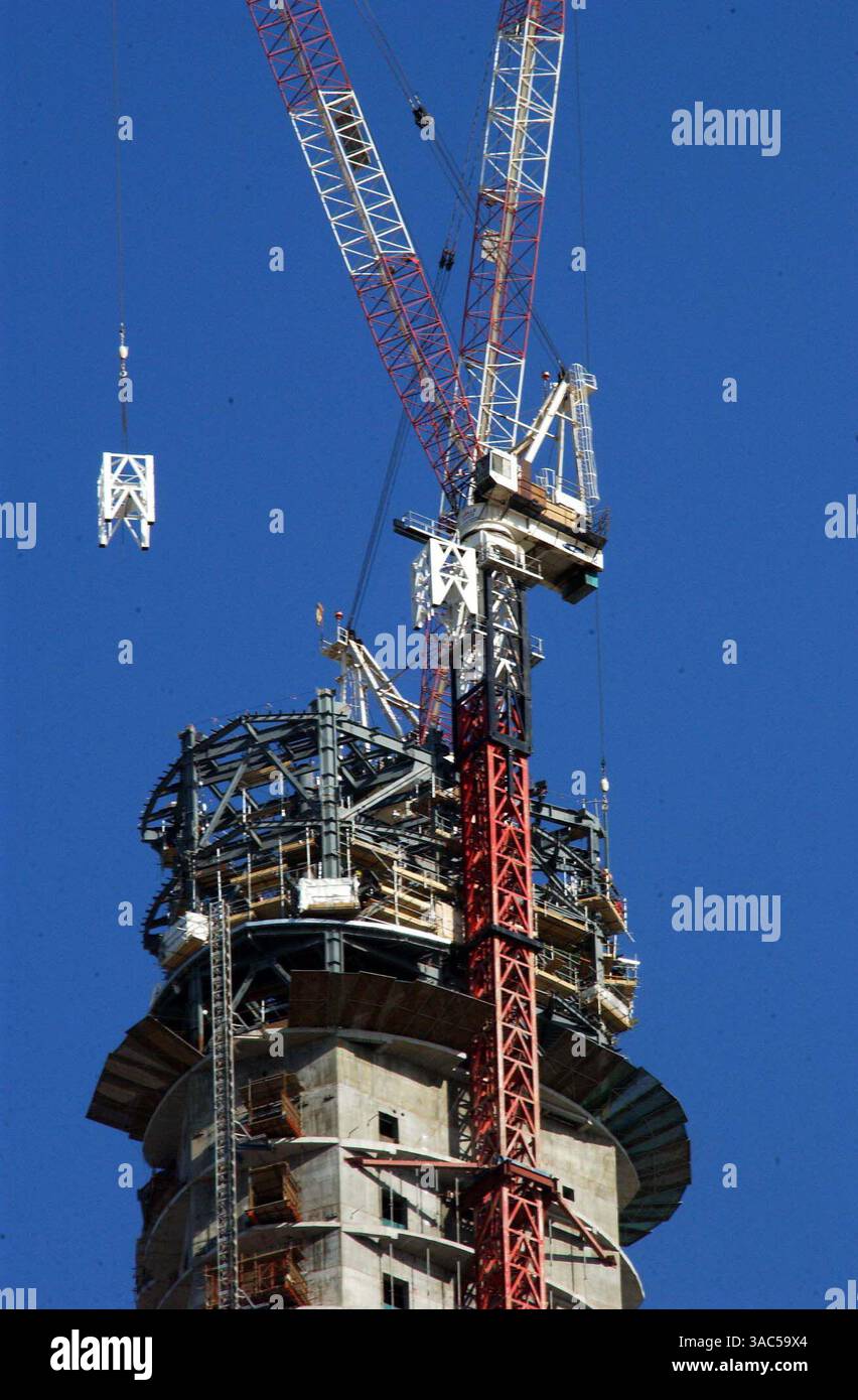 Feb 18, 2008 - Dubai, United Arab Emirates - Cranes on top of Burj ...