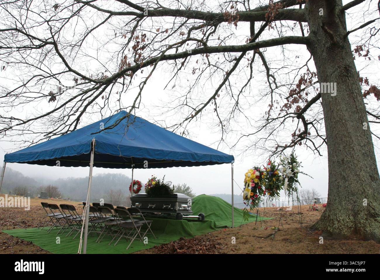 Brad renfro funeral hi-res stock photography and images - Alamy