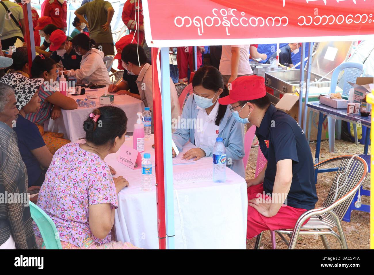 Mandalay, Myanmar. 3rd Apr, 2025. Chinese rescuers provide medical ...