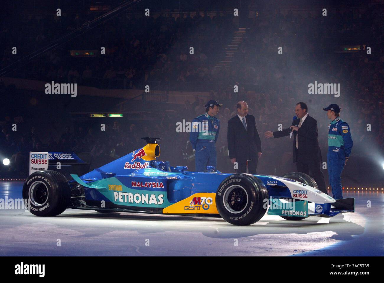 The new Sauber C22 is paraded on an ice rink with key dignitaries (L to ...