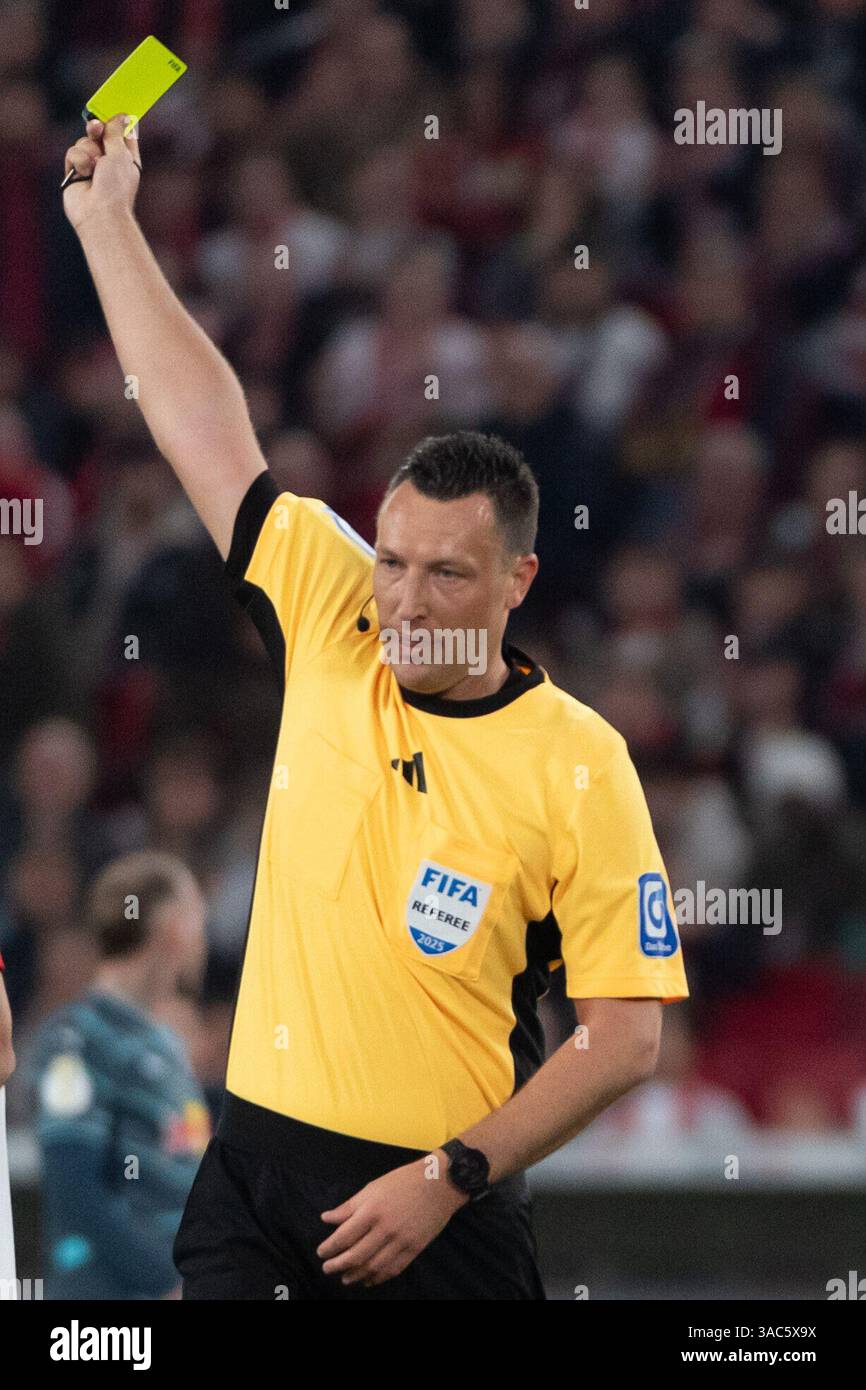 Stuttgart, Deutschland. 02nd Apr, 2025. Schiedsrichter Sven Jablonski, gelbe Karte. GER, VfB ...