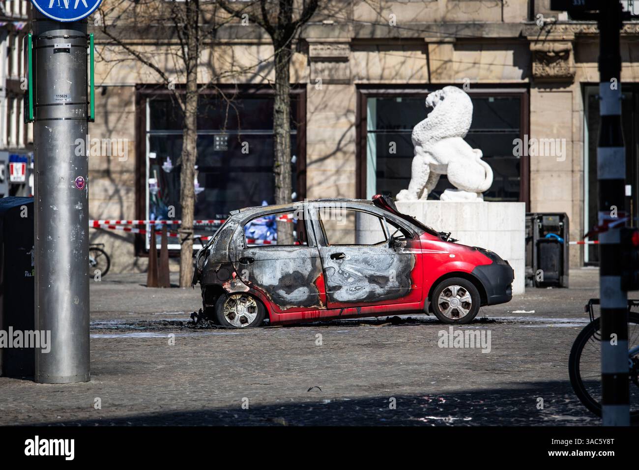 AMSTERDAM - A car burned out on Dam Square near the National Monument ...