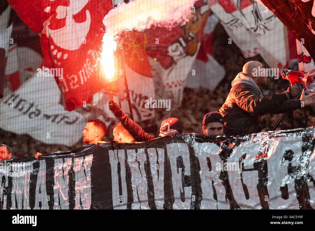 VfB Stuttgart Ultras Pyrotechnik, Bengalo, Bengalisches Feuer, Pyro GER ...