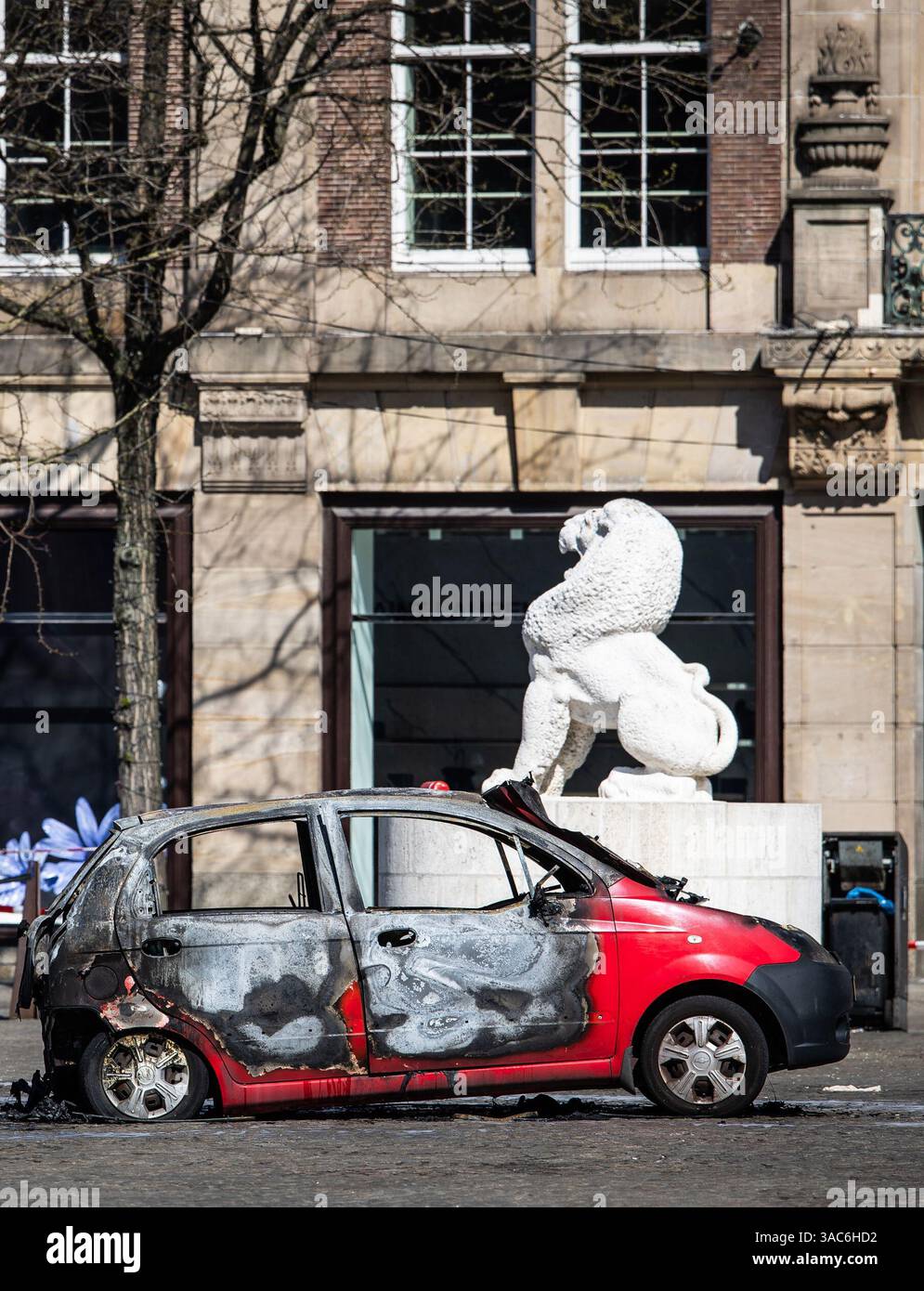 AMSTERDAM - A car burned out on Dam Square near the National Monument ...