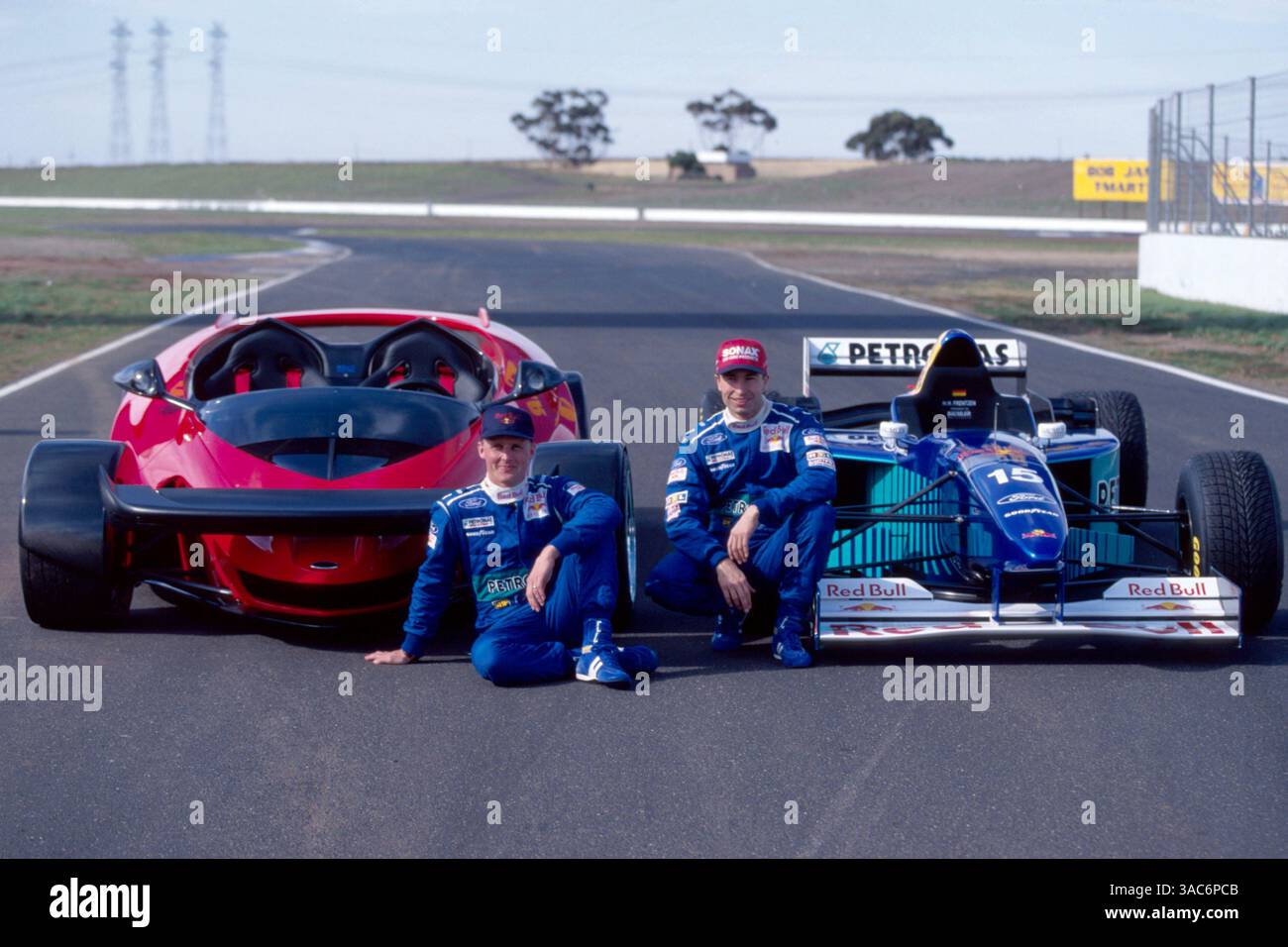 Johnny Herbert (GBR) and Heinz-Harald Frentzen (GER) pose with a Sauber ...