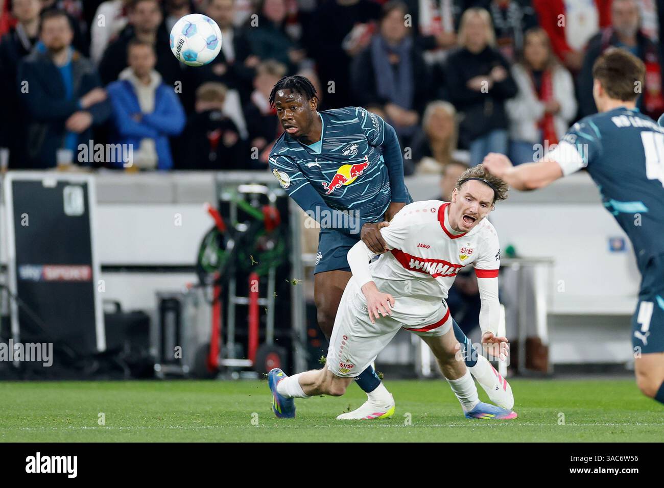 Im Bild: v.l. El Chadaille Bitshiabu (RB Leipzig, 5) und Nick Woltemade (VFB Stuttgart, 11), 02. ...