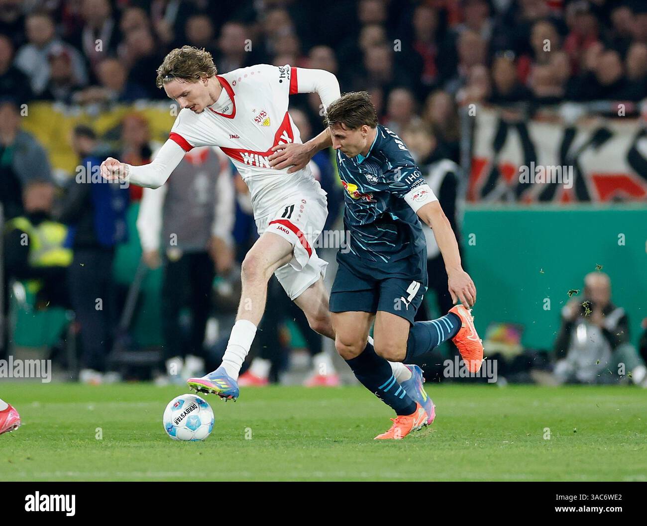 Im Bild: v.l. Nick Woltemade (VFB Stuttgart, 11) und Willi Orban (RB Leipzig, 4), 02.04.2025 ...