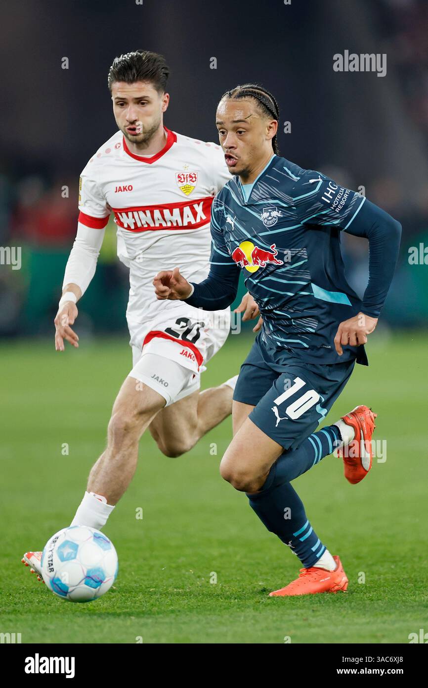 Stuttgart, Ger. 02nd Apr, 2025. Im Bild: Xavi Simons (RB Leipzig, 10) (r) im Laufduell mit ...