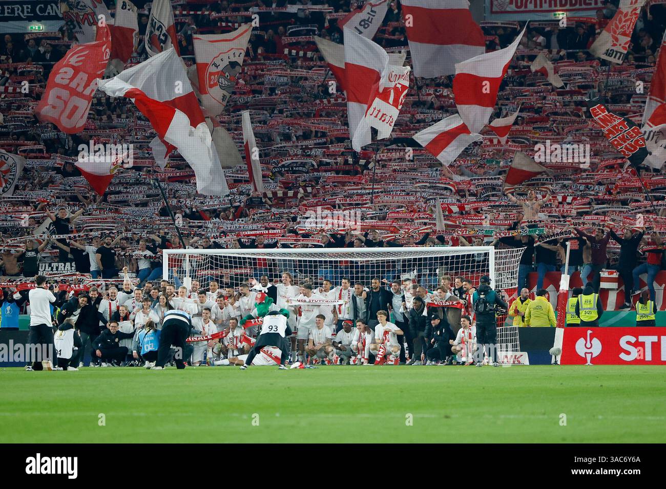 Stuttgart, Ger. 02nd Apr, 2025. Im Bild: Mannschaftsfoto vor der Cannstatter Kurve, Jubel ...