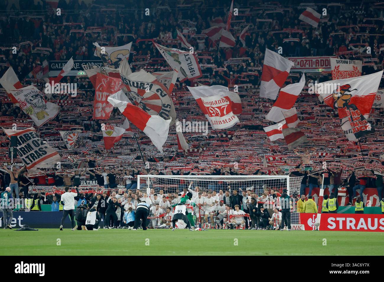 Stuttgart, Ger. 02nd Apr, 2025. Im Bild: Mannschaftsfoto vor der Cannstatter Kurve, Jubel ...