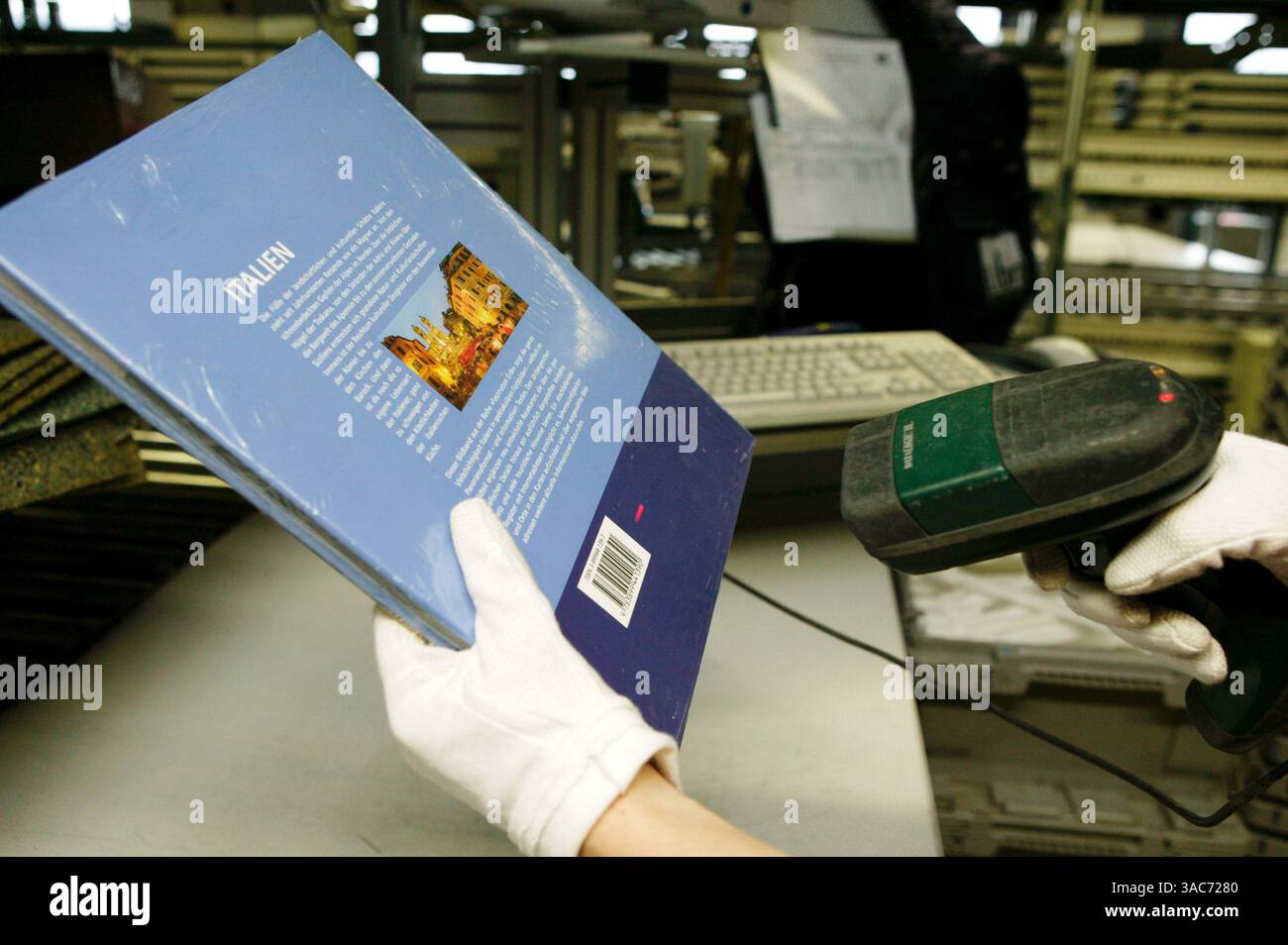 Versand scannen hi-res stock photography and images - Alamy