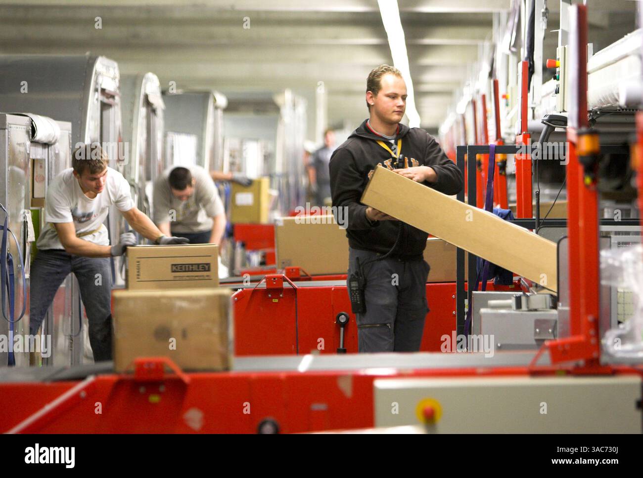 Jan 24, 2006 - Cologne, GERMANY - Package handling at UPS logistics ...