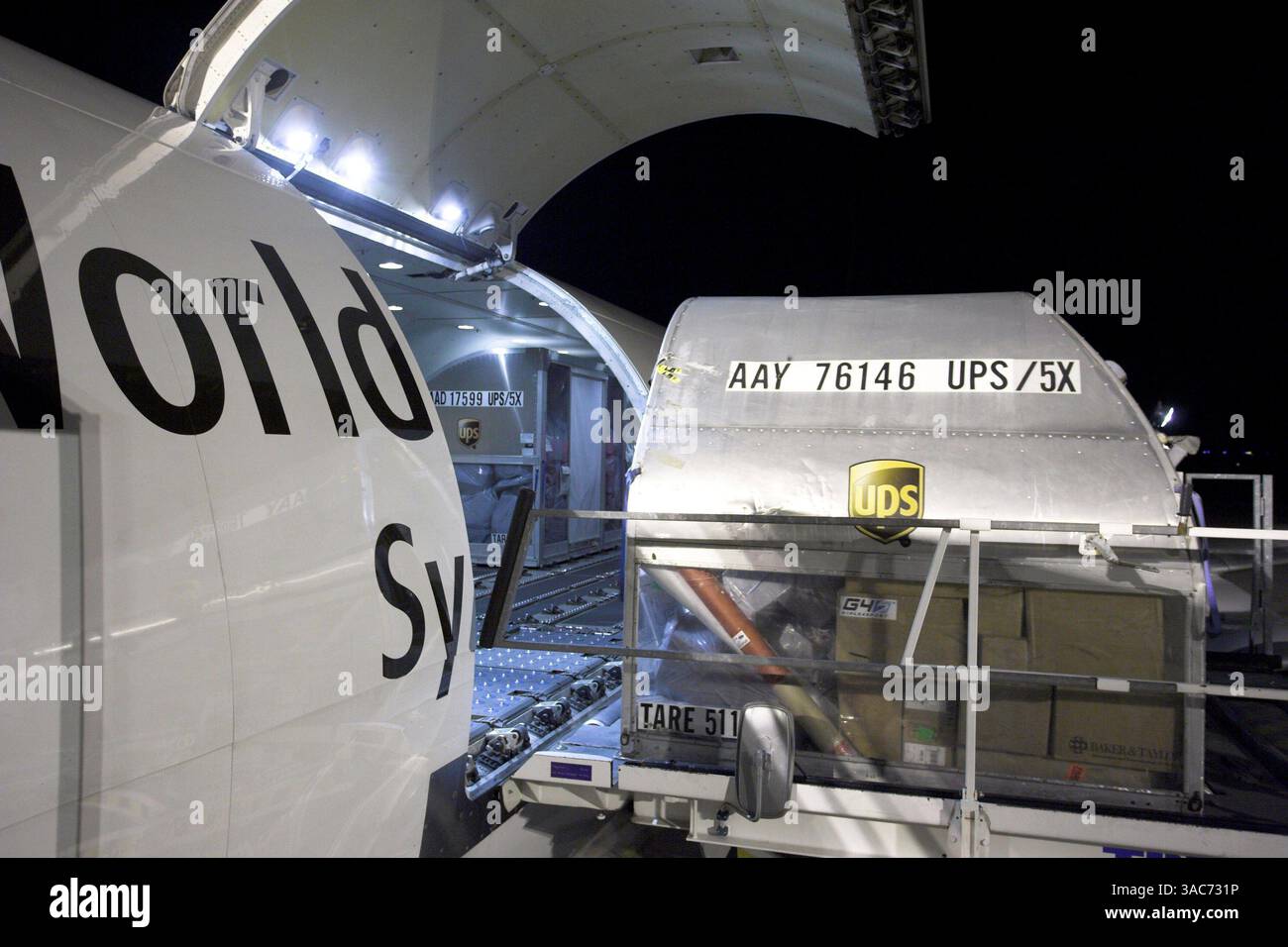 Jan 24, 2006 - Cologne, GERMANY - Loading of cargo containers at UPS ...