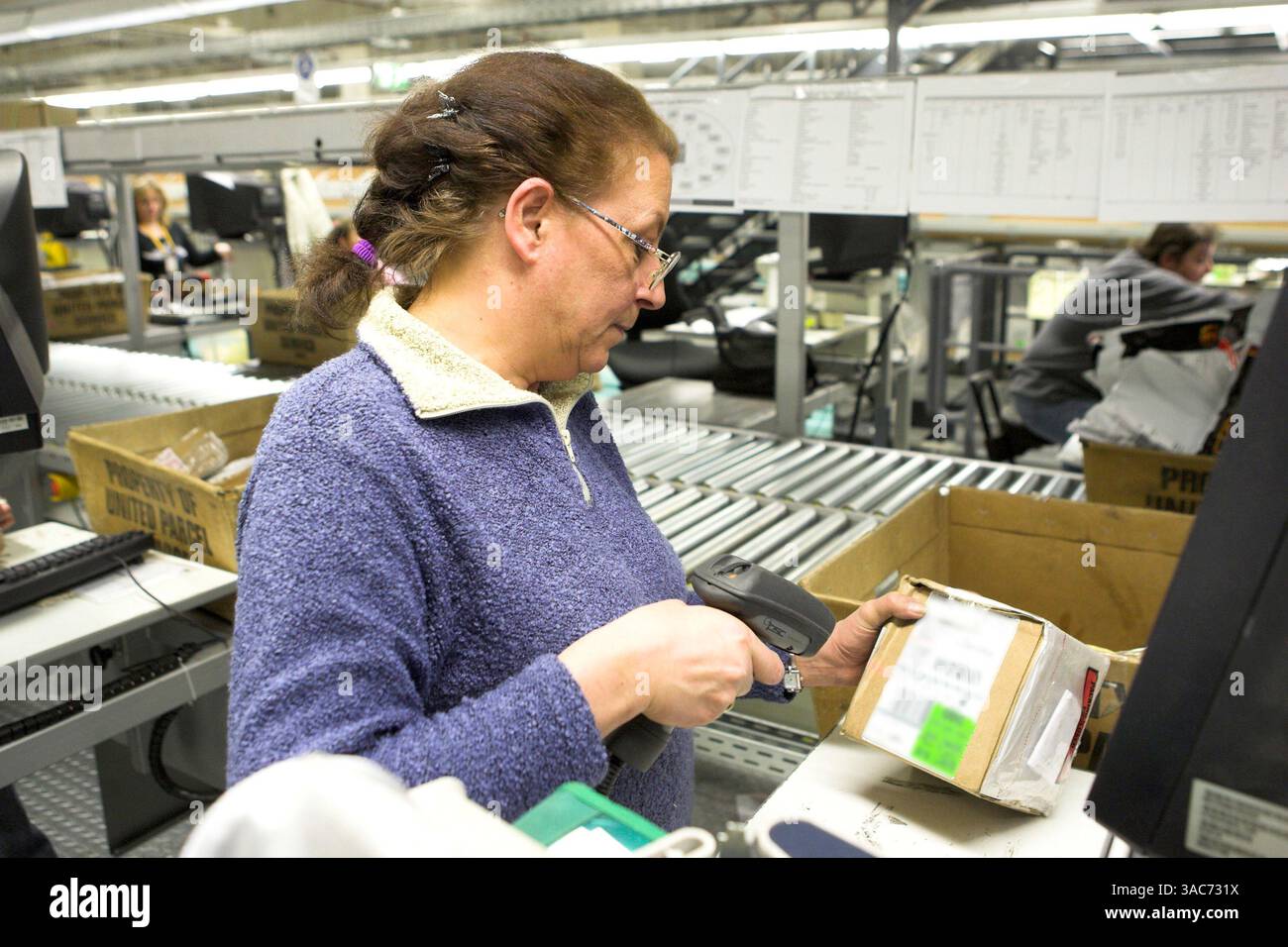 Jan 24, 2006 - Cologne, GERMANY - Package handling at UPS logistics ...
