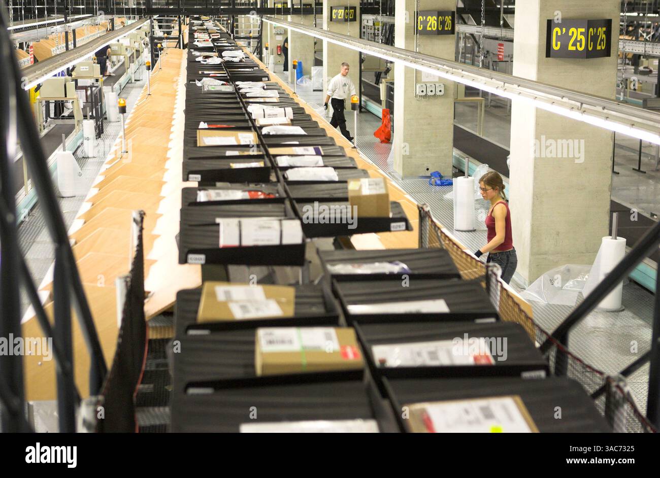 Jan 24, 2006 - Cologne, GERMANY - Package handling at UPS logistics ...