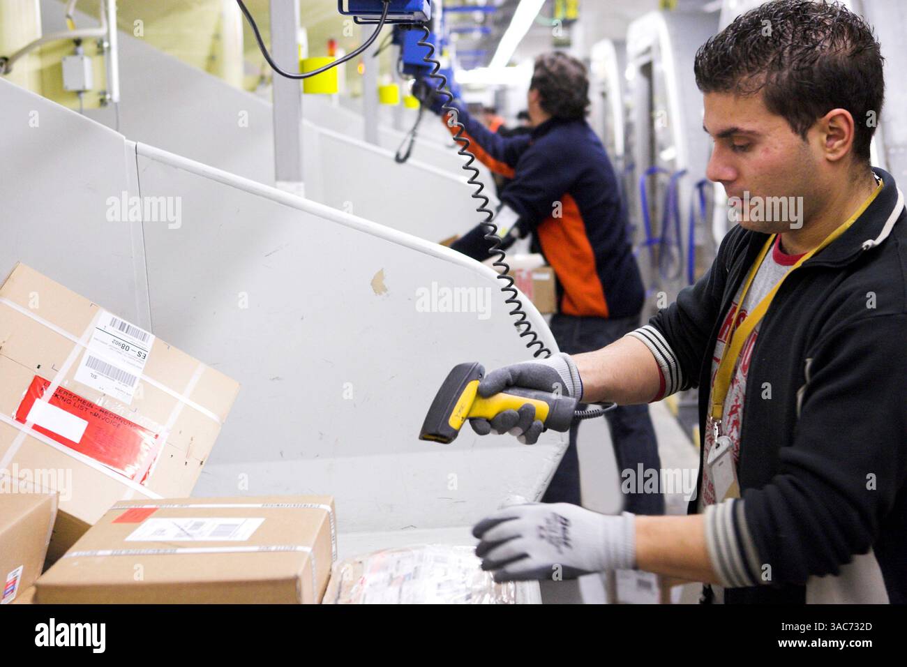 United parcel service delivery scanner hi-res stock photography and ...