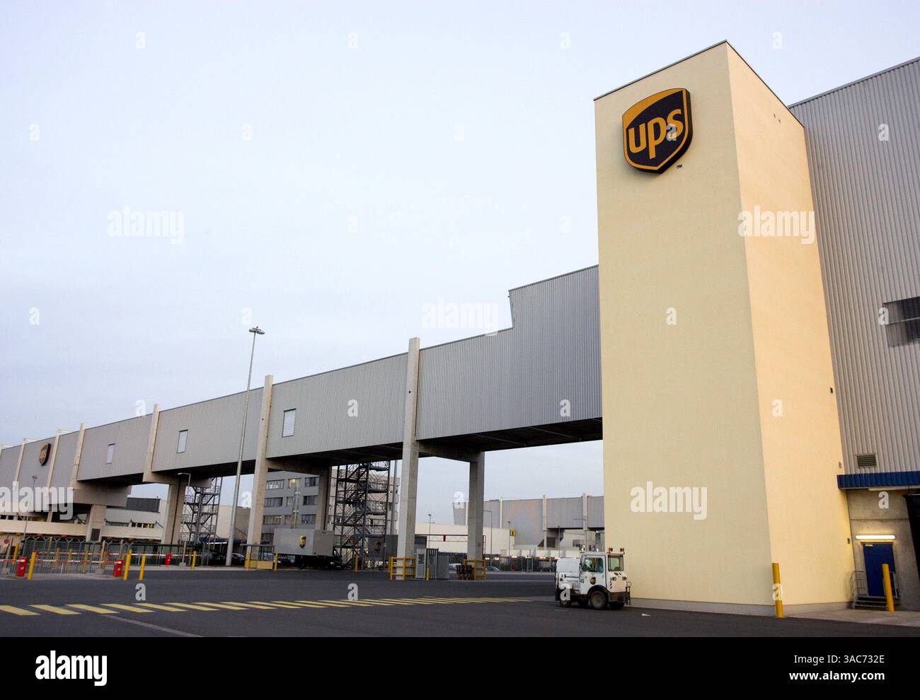 Ups logistikzentrum hi-res stock photography and images - Alamy