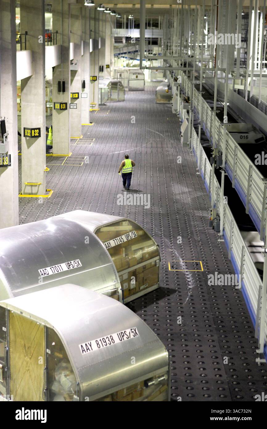 Jan 24, 2006 - Cologne, GERMANY - Package handling at UPS logistics ...