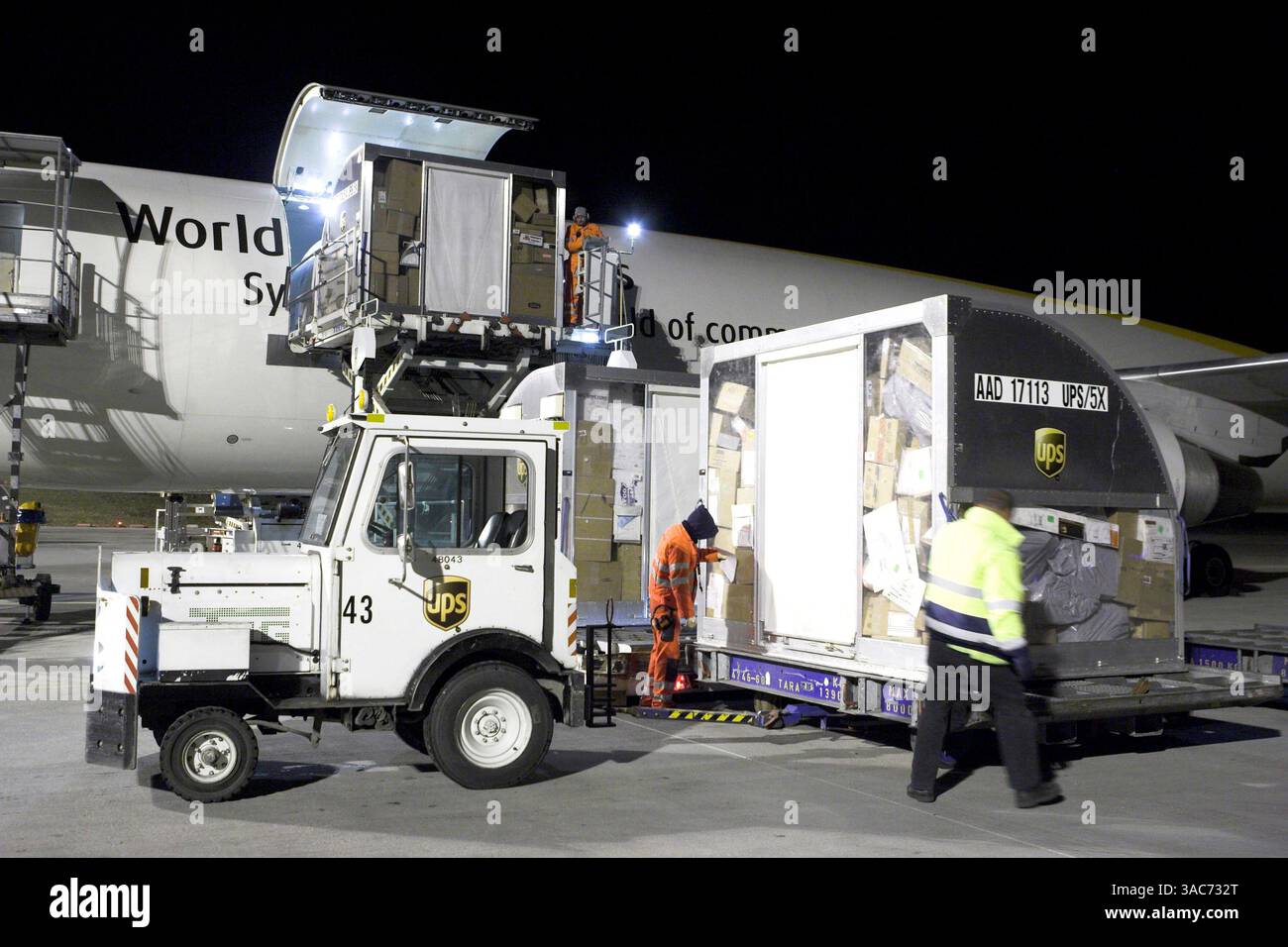 Jan 24, 2006 - Cologne, GERMANY - Loading of cargo containers at UPS ...
