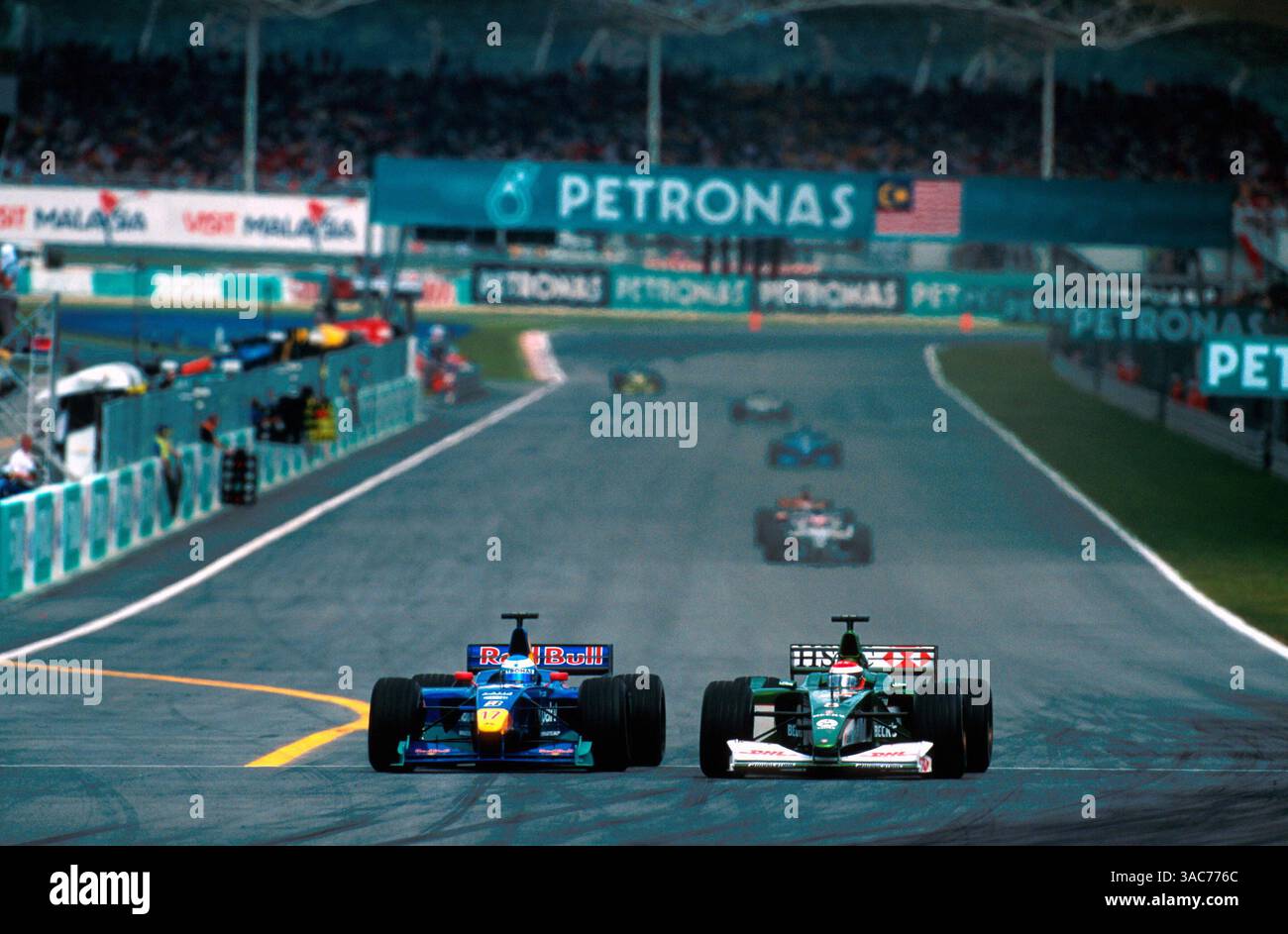 Mika Salo(FIN)Sauber Petronas C19 tries to overtake Johnny Herbert(GBR ...