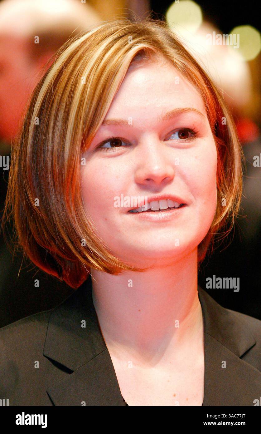 Feb 11, 2004 - Berlin, GERMANY - America actress JULIA STILES pictured at 2004 Berlinale Awards ...