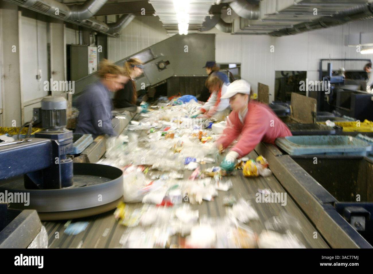 Dec 16, 2004 - Velten, GERMANY - The ALBA-Group is one of the leading ...