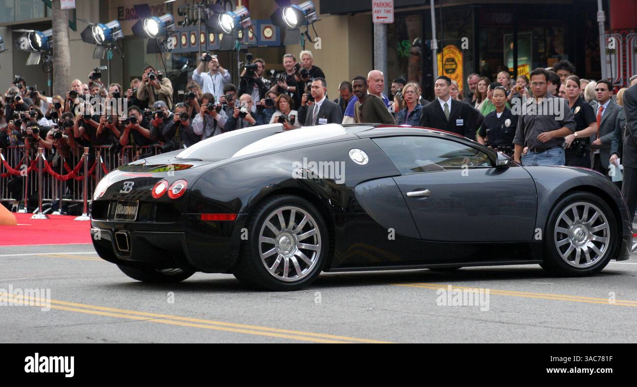 Tom Cruise and Katie Holmes arrive for Premiere ''Mission: Impossible ...