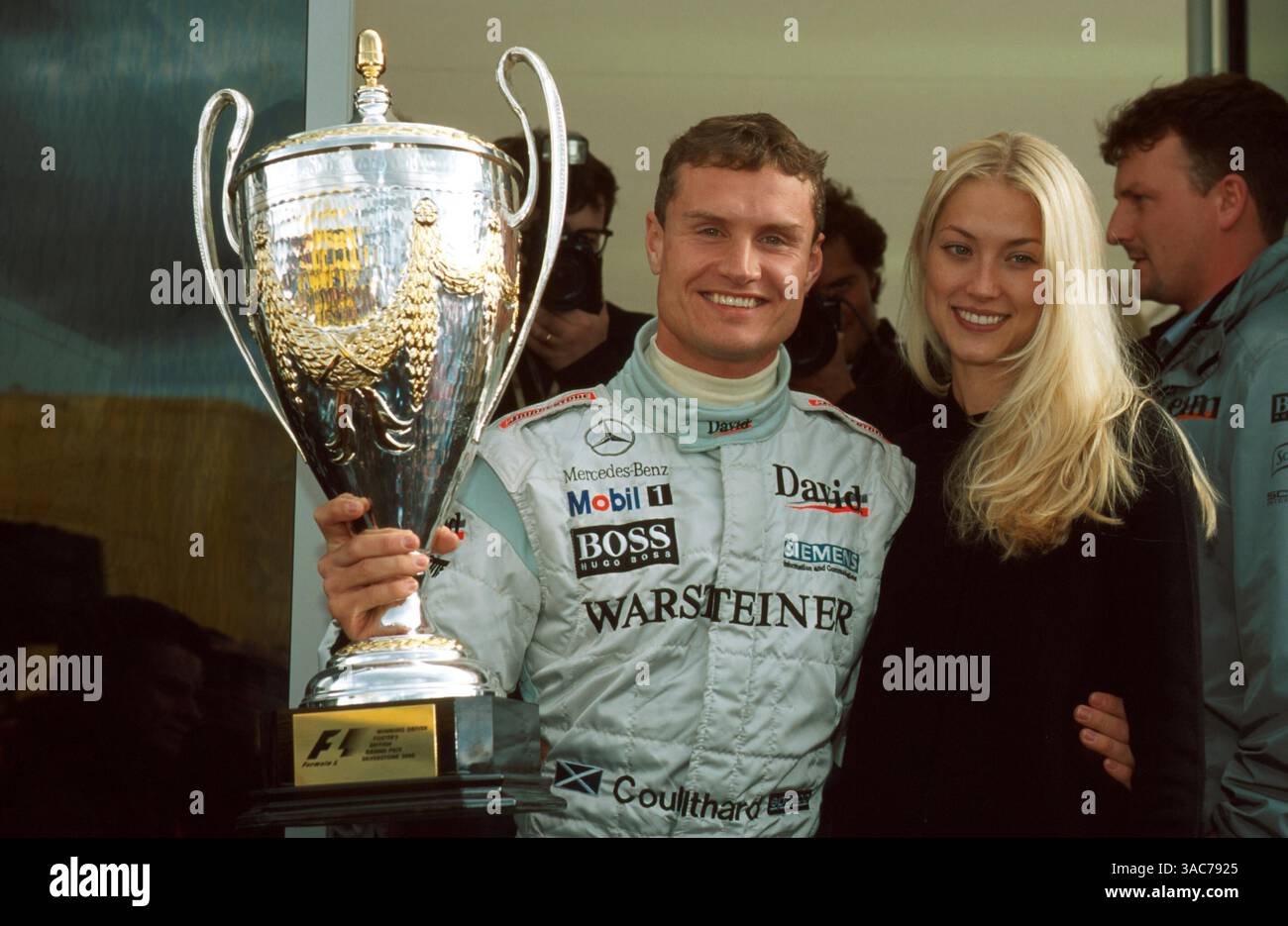 David Coulthard (GBR) Mclaren MP4-15 celebrates with Fiancee Heidi ...