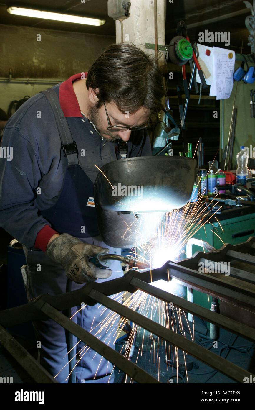 Dec 15, 2005 - Berlin, GERMANY - Arc welding relies on the intense heat ...