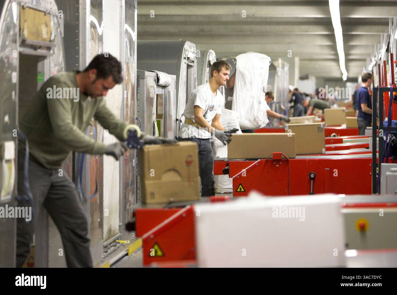 Jan 24, 2006 - Cologne, GERMANY - Package handling at UPS logistics ...